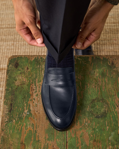 Mocassino affusolato uomo in pelle blu scuro | Velasca