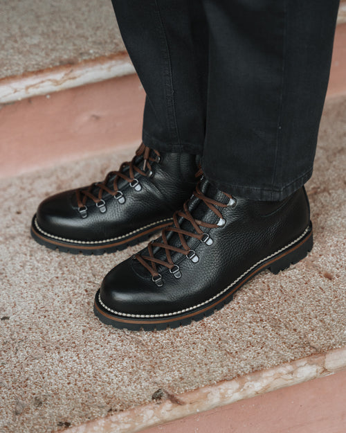 Scarpa pedula in pelle martellata nera Made in Italy | Velasca